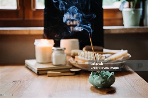 자기 관리 웰빙 개념 편지 보드 텍스트 셀프 케어 타임 아로마 스틱 바디 및 셀프 케어 핸드메이드 화장품 천연 유기농 미용 제품 0명에 대한 스톡 사진 및 기타 이미지