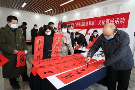 江苏连云港送春联 迎新年 人民图片网