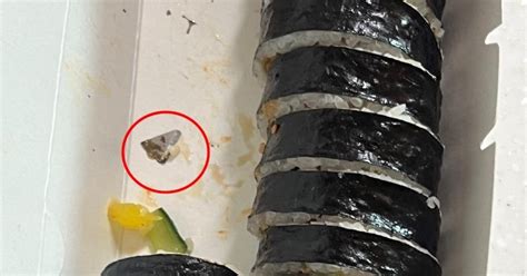 배달 시킨 김밥서 녹슨 커터 칼 나왔는데업주 우리 잘못 아닐 것