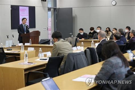 인사말하는 유홍림 서울대 총장 후보 연합뉴스