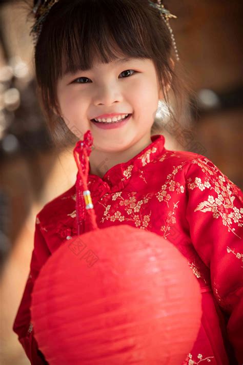 可爱的小女孩提着红灯笼图片 包图网企业站