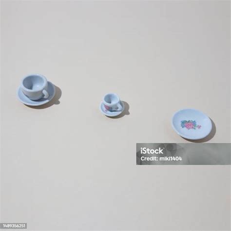 흰색 배경에 흰색 컵이 눈에 띄어 콘텐츠를 추가할 수 있는 충분한 공간이 있는 매력적이고 개방적인 분위기를 조성합니다 최소한의 측면 구성 0명에 대한 스톡 사진 및 기타