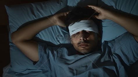 男人躺在床上高清图片下载 正版图片600462840 摄图网