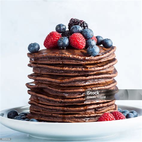 신선한 딸기와 초콜릿 팬케이크의 더미에 메이플 시럽을 흐르는 아침 건강 한 아침 식사 갈색에 대한 스톡 사진 및 기타 이미지 갈색 건강한 식생활 꿀 Istock