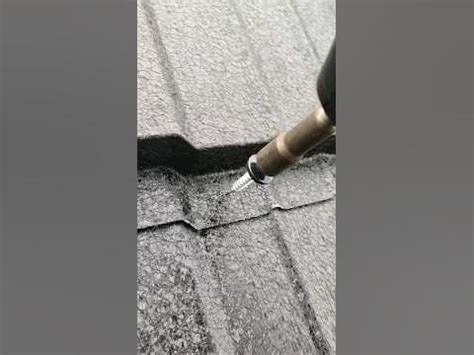 Как выполняется крепление металлочерепицы к обрешетке? - YouTube