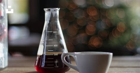 보케 조명이 있는 삼각 플라스크 사진 Unsplash의 무료 비커 이미지