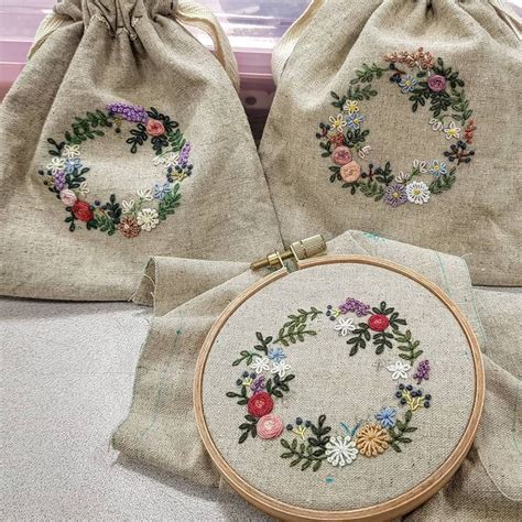 마로 On Instagram 많이 할수록 자수가 예뻐지는 마법~ 수강생작품 프랑스자수 마로자수” Túi Clutch Thêu Thùa Mẫu Túi