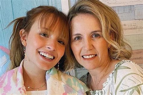 Mãe De Larissa Manoela Explica Por Que Filha Tinha 2 De Empresa
