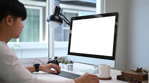 그래픽 스튜디오에서 컴퓨터 앞에 앉아 온라인으로 작업하는 젊은 그래픽 디자이너 데스크탑 컴퓨터에 대한 스톡 사진 및 기타 이미지