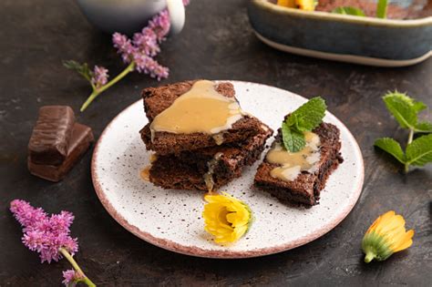 캐러멜 소스를 곁들인 초콜릿 브라우니와 블랙 콘크리트에 커피 한 잔 측면보기 0명에 대한 스톡 사진 및 기타 이미지 0명