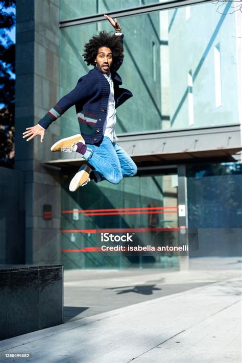 화창한 날에 야외에서 웃고있는 카메라를 보면서 점프하는 젊은 잘 생긴 아프로 흑인 남성의 초상화 검은색에 대한 스톡 사진 및 기타 이미지 Istock