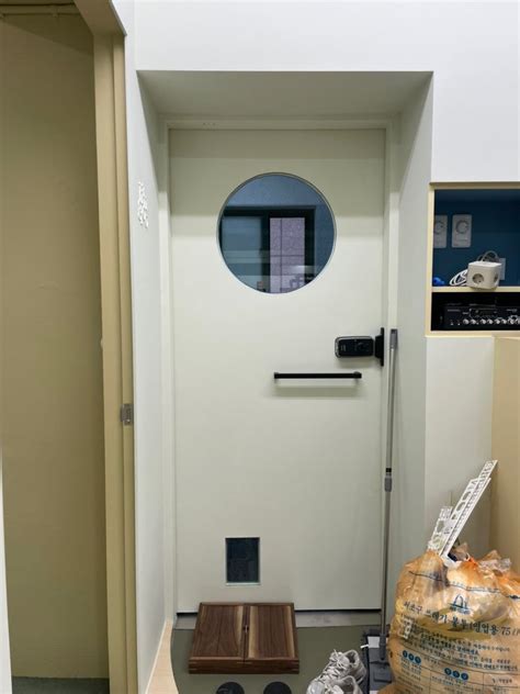 샤시 금속 인테리어 나래금속 강남 양재 필라테스 출입구 문 가마찌도어 제작시공 도어교체 피봇힌지 가마찌도어 제작시공 예쁜문 디자인도어 금속공사 샤시공사 갈바 갈바문