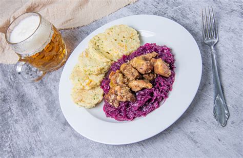 만두와 소금에 절인 양배추와 구운 돼지 고기 수제 빵 만두 레드 양배추와 맥주가 있는 전형적인 체코 식 요리 고기에 대한 스톡 사진 및 기타 이미지 Istock