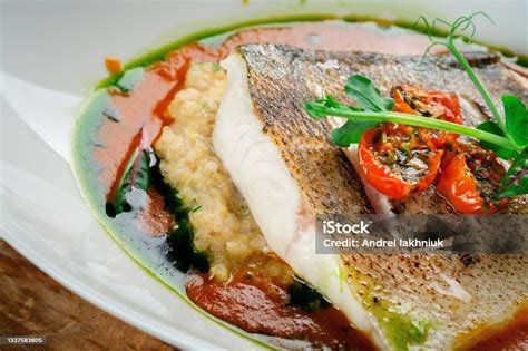 토마토 소스를 곁들인 접시에 넙치 를 튀긴 생선 필레 소스와 허브를 곁들인 대구 또는 흰살 생선 클로즈업 건강한 식생활에 대한 스톡 사진 및 기타 이미지 Istock