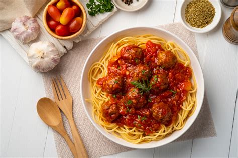 미트볼을 곁들인 스파게티 토마토 소스를 곁들인 맛있는 미트볼 파스타 고급 요리에 대한 스톡 사진 및 기타 이미지 고급 요리 고기 구 Istock