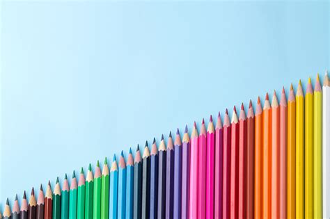 밝은 파란색 배경에 컬러 연필로 구성 맨 위 보기입니다 Textframe용 공간 0명에 대한 스톡 사진 및 기타 이미지 0명 갈색 개념 Istock