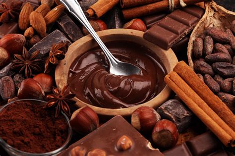 초콜릿 바 조각과 녹는 소용돌이 코코아 달콤한 음식 사진 개념입니다 테이블에 깨진 초콜릿의 덩어리 갈색에 대한 스톡 사진 및