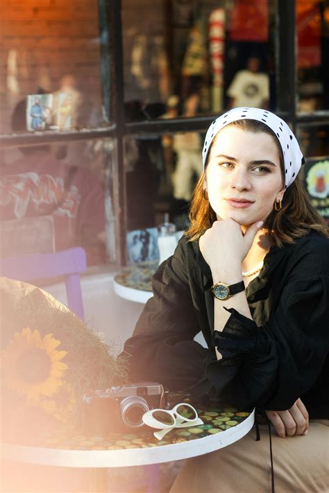 가을 거리 검은 색 블라우스 관광객 나무 나뭇잎 노란 꽃 도시의 라이프스타일 베이지 색 바지 부케 빈티지 카메라 선글라스 스타일 앙카라 야외에서