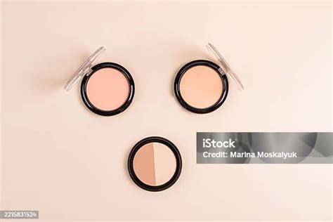 베이지 색 배경에 서로 다른 톤의 장식 화장품의 컴팩트 한 파우더 3 개의 우아한 팩 상의 View 화장품 포장 샘플 0명에 대한 스톡 사진 및 기타 이미지 Istock