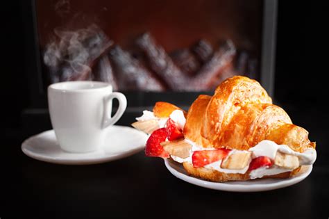 미니멀리즘 배경에 음식 빈 텍스트 공간 모캡 딸기 크림과 바나나벽난로 차 크루아상 아늑한 따뜻한 분위기 아침 식사 저녁 식사