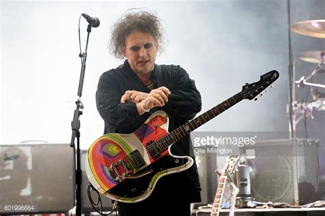 Robert Smiths Guitars Equipboard