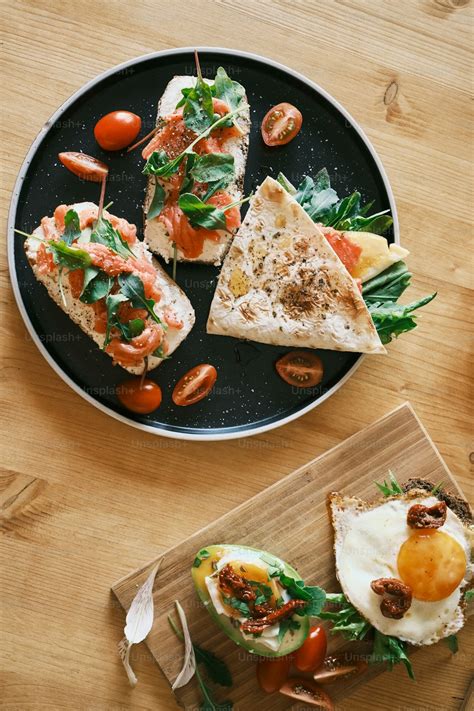 나무 탁자 위에 놓인 음식 접시 사진 Unsplash의 감싸다 이미지