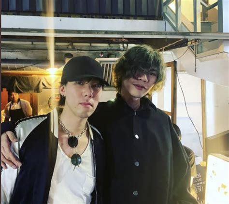 米津玄師の身長は188cmで確定！著名人と比較し検証してみたw 芸能andスポーツニュース