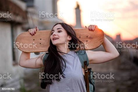 광범위 하 게 웃 고 그녀의 머리 뒤에 스케이트를 들고 선 여자 20 24세에 대한 스톡 사진 및 기타 이미지 20 24세 갈색 머리 고층 건물 Istock