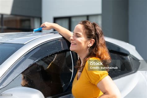 자동 세차 후 세척 및 자동차 세부 사항을위한 호스로 여성 제트 워터 및 화창한 휴일에 가정 차량 차고에서 가족과 함께 청소 40 44세에 대한 스톡 사진 및 기타 이미지