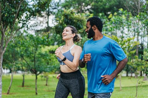 Photo Libre De Droit De Un Couple Damis Courant Dans Le Parc Public