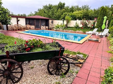 Албена Очарователна къща с 3 спални и невероятна градина и басейн Едноетажна къща 100 кв м РЗП 60