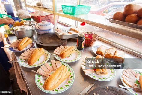 로컬 레스토랑입니다 빵 이나 프랑스 빵 코 콩 주 캄보디아에서 Khmer 사람들의 지역 아침 식사 베트남어 돼지고기 소시지 캄보디아 스타일과 바게트입니다 넓은 각도입니다 0