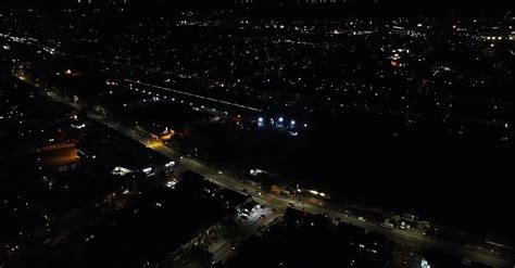 집 밖의 가로등 교통 다운타운 조명 대도시 도시 개요 도시 거리 도시 경관 도시 그리드 도시 빛 도시 사진 도시 에너지 도시 역학 도시 조명 도시