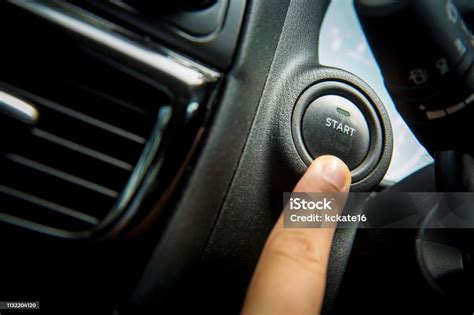 자동차 푸시 시작 차를 조종 하는 동안 차의 시작 버튼을 누르는 손의 근접 촬영 엔진 시동을 누르는 손가락으로 자동차의 스톱 버튼을 누릅니다 계기판 차량 부분에 대한 스톡
