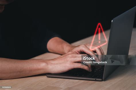 경고 해킹 경고 또는 It 직원 프로그래머 알림 오류 및 유지 관리 개념에 대한 삼각형 주의 경고 표시가 있는 컴퓨터 랩톱을 사용하는 개발자 It 지원에 대한 스톡 사진 및