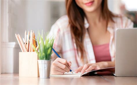 테이블에 앉아있는 동안 연필로 노트북에 쓰는 여성의 자른 이미지 가정의 방에 대한 스톡 사진 및 기타 이미지 가정의 방 개념 고정됨 Istock