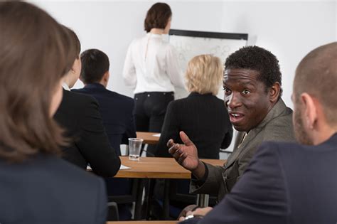 아프리카계 미국인 비즈니스 남성 사무실에서 사람들과 이야기 가정의 방에 대한 스톡 사진 및 기타 이미지 가정의 방 감정 긍정적인 감정 표현 Istock