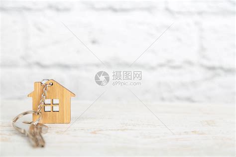 房子形木钥匙链上的钥匙高清图片下载 正版图片505401938 摄图网