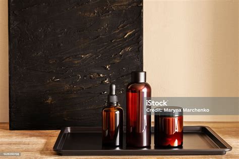 화장품 병 호박색 유리 메이크업 키트 화장품 병 세트 럭셔리 화장품 아름다운 배경 로얄 화장품 0명에 대한 스톡 사진 및 기타 이미지 Istock