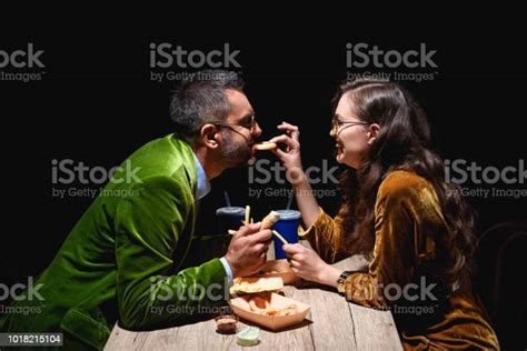 튀긴된 양파 링 감자 튀김 및 소스 검은 배경 테이블에서 먹는 세련 된 벨벳에서 모습 Green Jacket The Masters에 대한 스톡 사진 및 기타 이미지