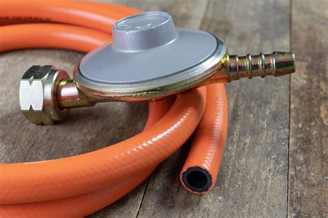 레 귤 레이 터 프로 판부탄 가스 실린더와 나무 워크숍 테이블에 액세서리 워크샵에서 가스 액세서리입니다 0명에 대한 스톡 사진 및 기타 이미지 Istock