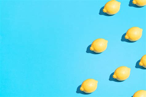 여름 추상 적인 트렌디 한 신선한 컨셉 밝은 밝은 파란색 배경에 레몬 패턴 복사 공간 최소한의 플랫 레이 푸드 텍스처 레몬에 대한 스톡 사진 및 기타 이미지 Istock