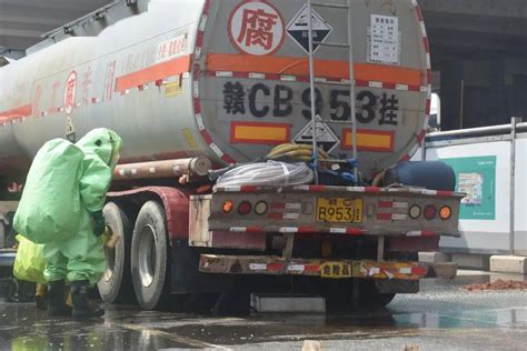 紧急深圳一槽罐车突发泄漏31吨腐蚀性液体流向路面 救援