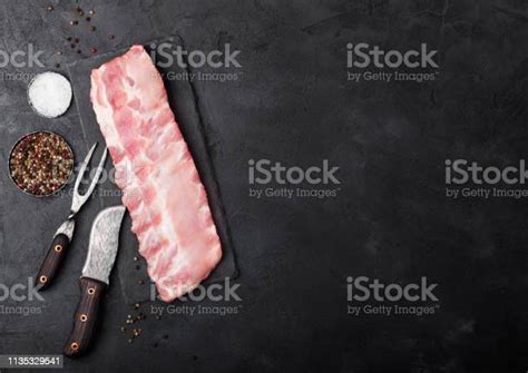 마에 신선한 원시 돼지 갈비와 검은 돌 배경에 빈티지 고기 포크와 나이프 소금과 후추 텍스트 공간 고기에 대한 스톡 사진 및 기타 이미지 Istock
