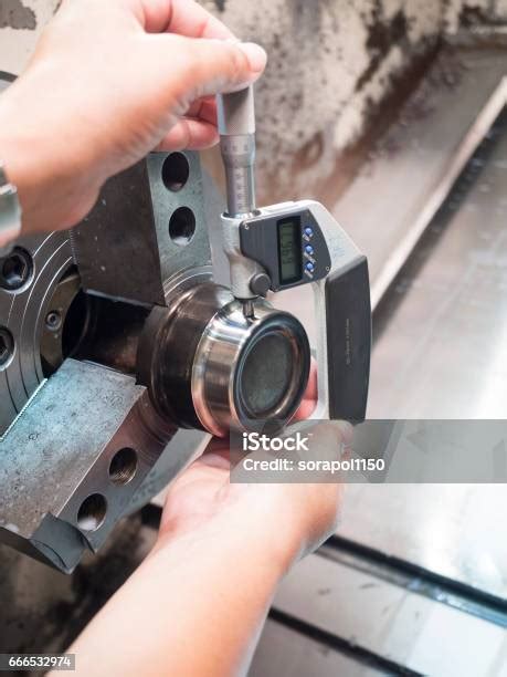 Cnc 선삭 기계에 의해 작업자 가공 금형 및 다이 부품 Cnc 장치에 대한 스톡 사진 및 기타 이미지 Cnc 장치 정확성 3차원 형태 Istock