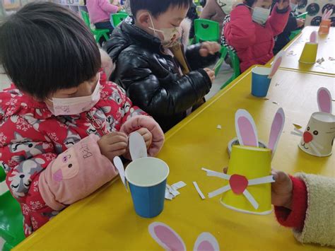 庄浪庄浪县水洛镇李碾小学附属幼儿园开展动物水杯手工课