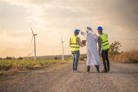 아랍 사업가와 엔지니어는 전자 장치에 의한 태양 전지 패널 또는 광전지의 건설을 검사합니다 녹색 에너지의 산업 재생 에너지 3 명에 대한 스톡 사진 및 기타 이미지 Istock