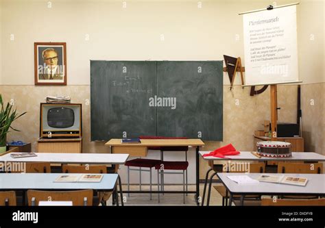 Ein Klassenzimmer Aus Der Ehemaligen Ddr Mit Ein Bild Von E Honecker