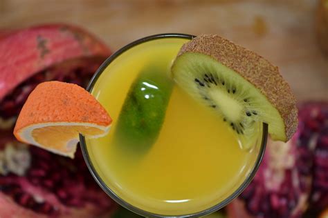 무료 사진 음료 신선한 과일 칵테일 과일 주스 키 라임 키 위 액체 석류 차 젖은