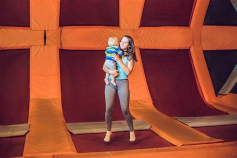 Mãe E Filho Pulando Em Uma Cama Elástica No Parque De Fitness E Fazendo